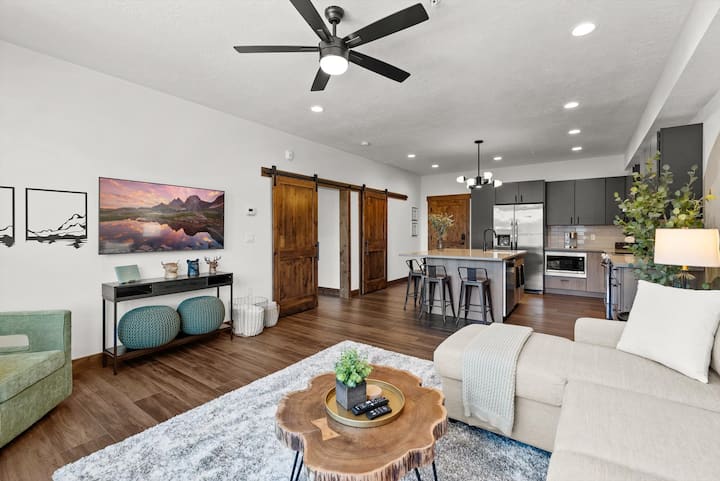 Stylish & Fully Equipped New Condo With Gym! - 哥倫比亞瀑布