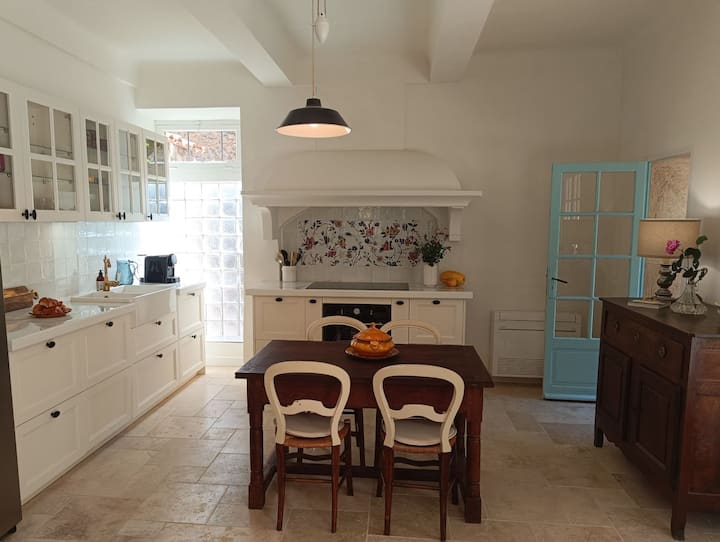 Une Chambre Fleurie Sur Jardin - Sénas