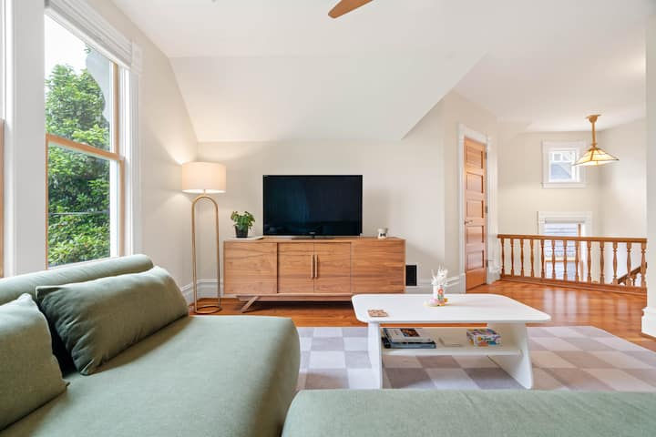 Unit A ~ Victorian-style Home ~ Very Walkable - Portland, OR