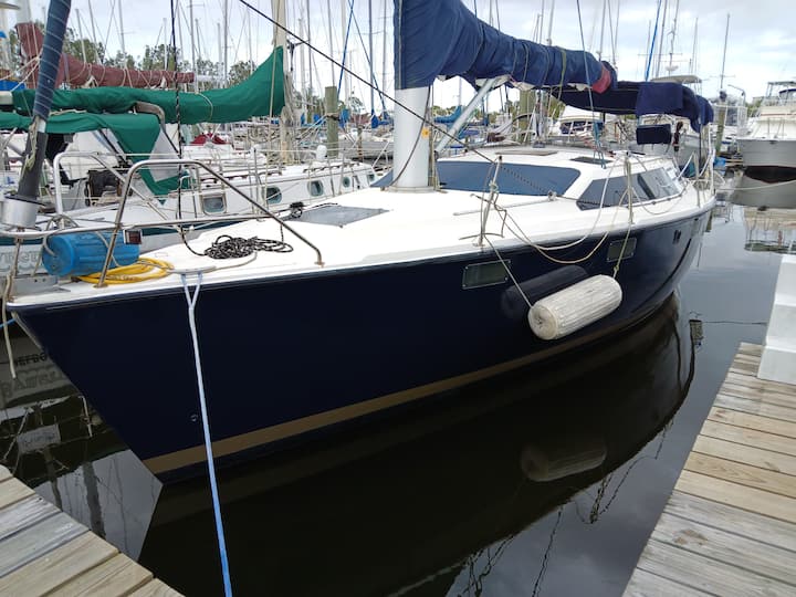 36ft Hunter Vision Sailboat. - Merritt Island