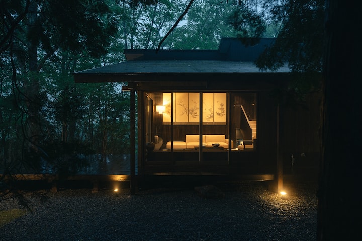 高台の森に佇むモダニズム建築。露天風呂・檜風呂・Enn - 箱根町