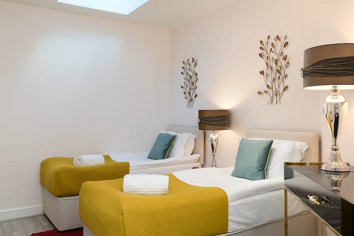 Designer 2-bed 2-bath Apartment With A Garden - London