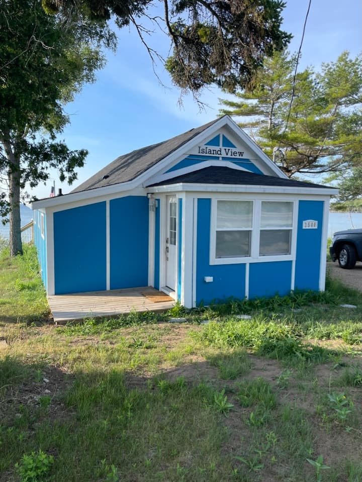Up Escape: Lakefront Cottage - Michigan
