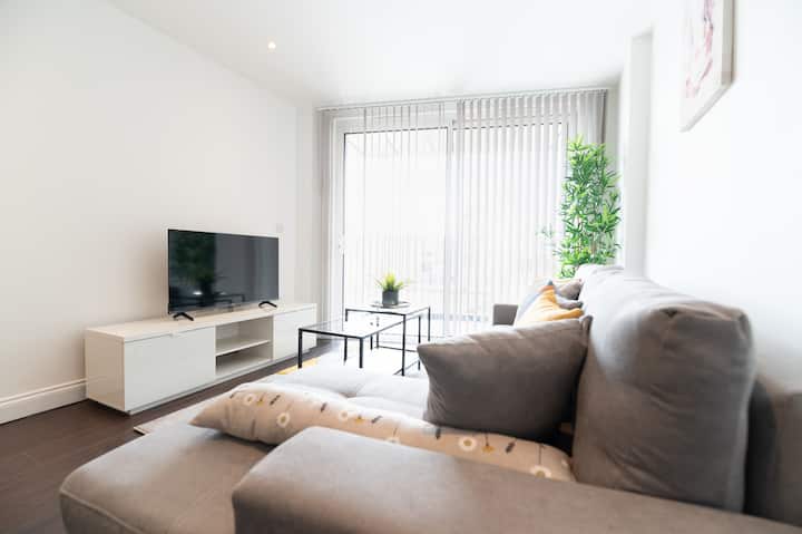 Two Bedroom Apartment In Watford - Watford