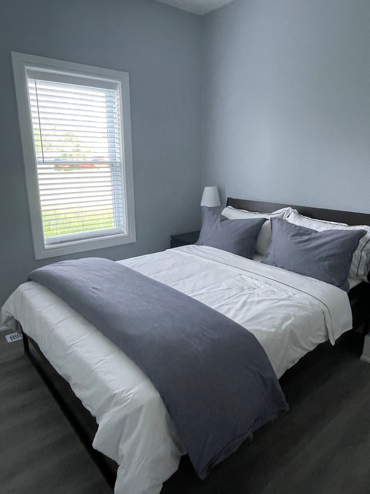 Beautiful 4 Bedroom Home - Niagara Falls