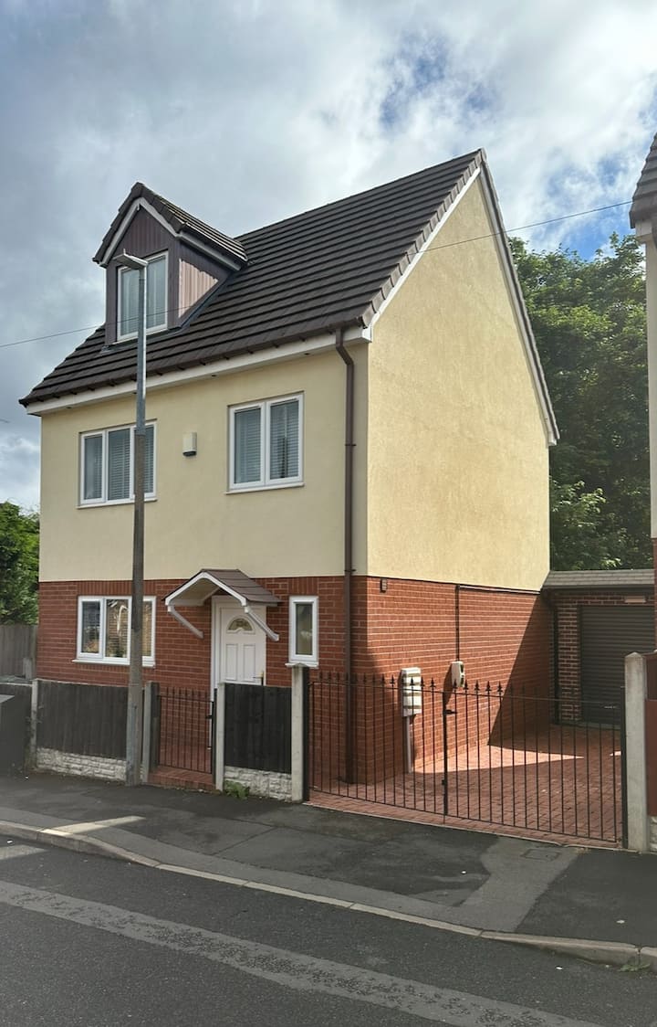 3 Bedroom Guest House In Dudley - Wolverhampton