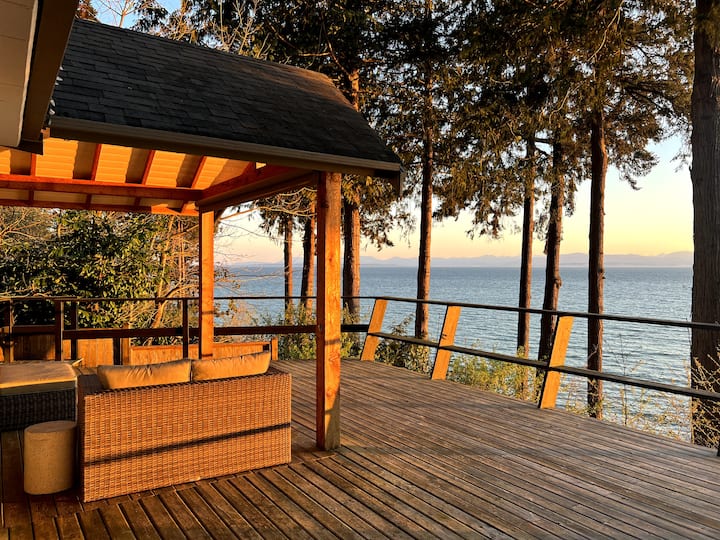 Beautiful Oceanfront Cottage - Sechelt