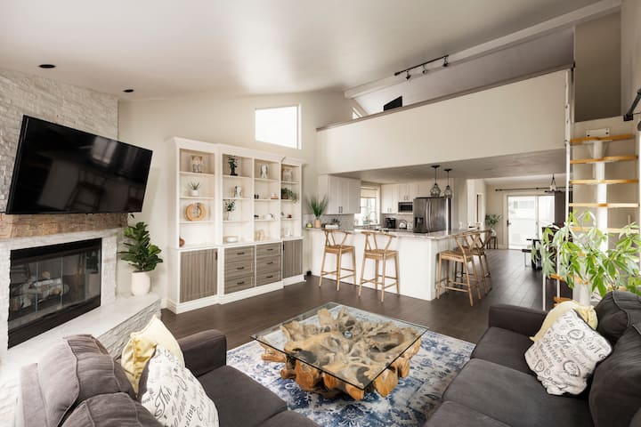 Cozy Cali Coastal Modern Home - San Diego, CA