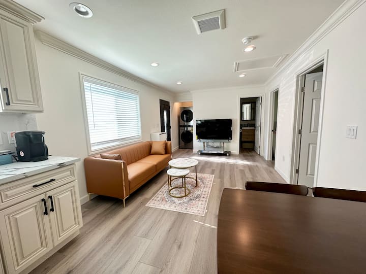 2b/2b Gem On Multi City Border - Pasadena, CA