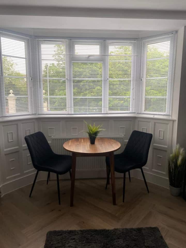 Opposite Beautiful 125 Acre Park - Londen