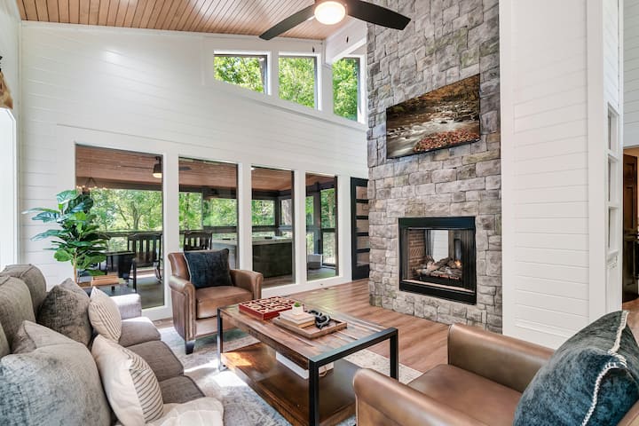 Moonstone Creek: Honeymoon Cabin - United States