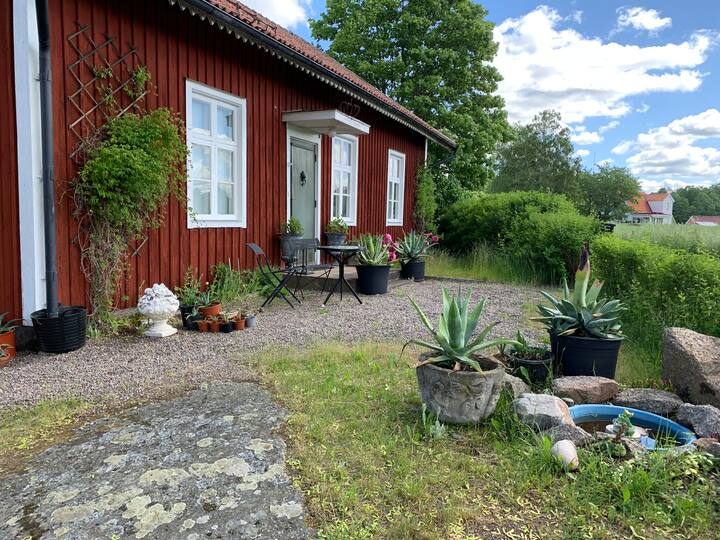 Missionshus Med Sociala Ytor Och Stor Trädgård - Kisa