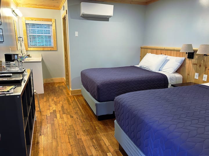 Boutique Inn On Blue Ridge Pkwy - Deluxe Double - Floyd, VA