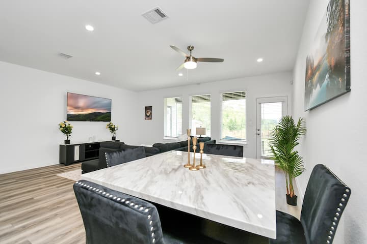 Stylish & Cozy 4 Beds | Near Downtown W/ Hot Tub - Houston, TX