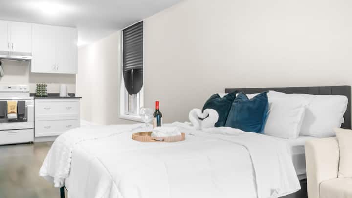 Live Lavishly: Modern Studio, 5g, Parking - Caledon