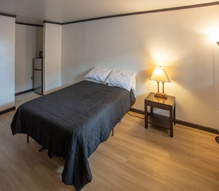 1 Queen Bed - Springfield, MO
