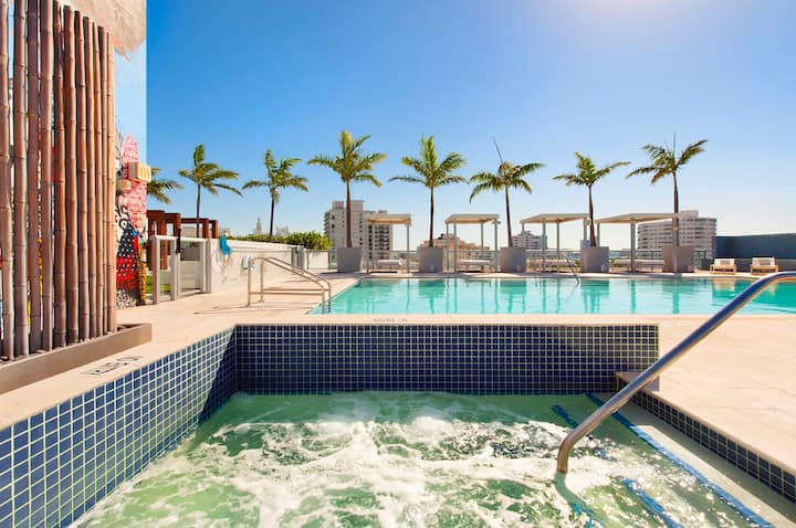 Suite De Luxe @Plage Piscine Free Chairs - Miami Beach, FL