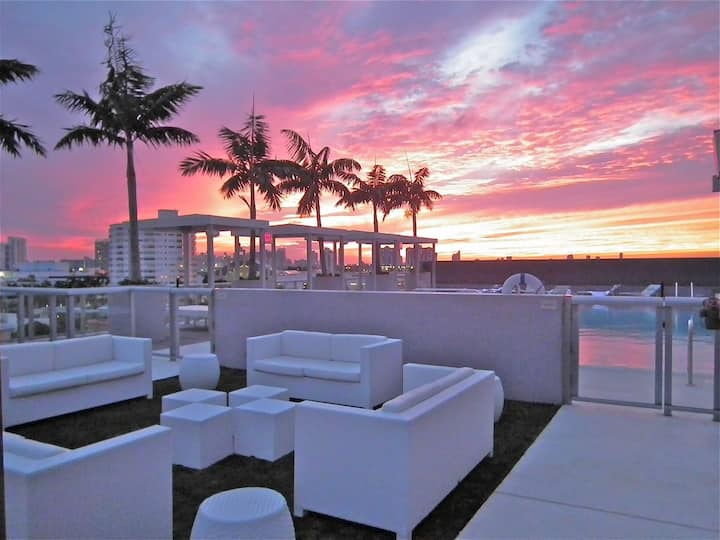 Suite De Luxe @Plage Piscine Free Chairs - Miami Beach, FL