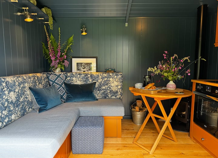 The Sett, A Stunning Shepherd’s Hut & Hot Tub - Kirkby Lonsdale