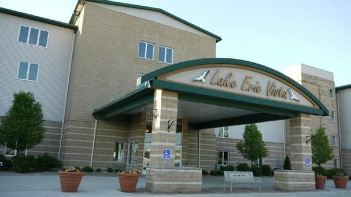 Modern 2br/2ba Lake Front Condo #209 Indoor Pool - Geneva-on-the-Lake, OH