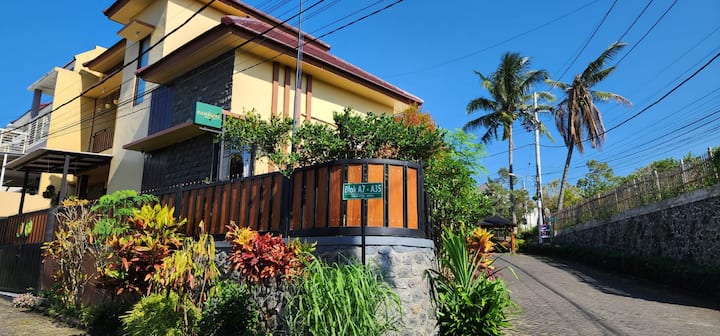 Kamalias Villa Homestay Syariah With View - Malang