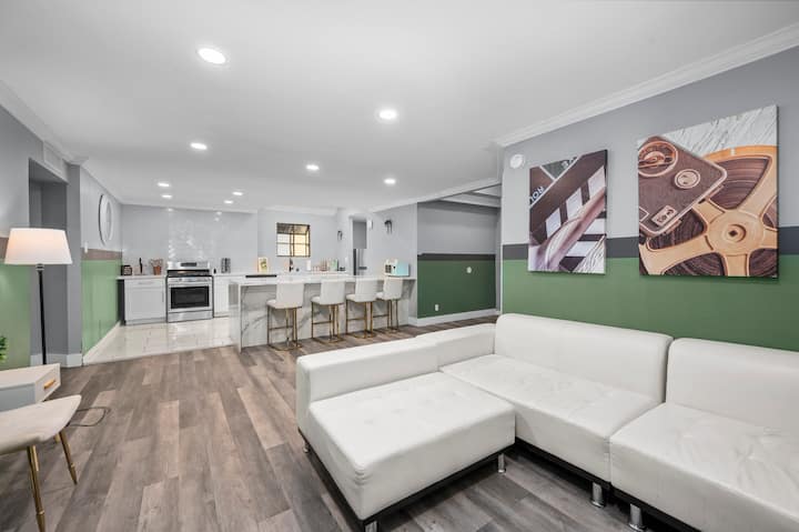 Elegant 2-br Sanctuary In Montrose - Houston