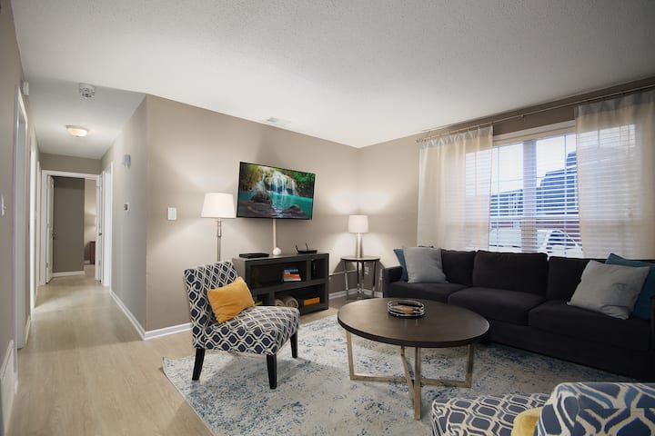 Modern Stay With Pool Near Campus - Columbia, MO