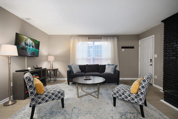 Modern Stay With Pool Near Campus - Columbia, MO