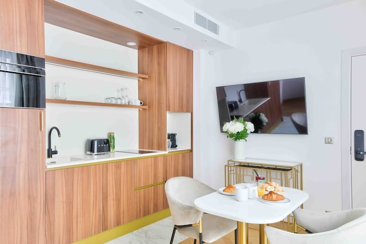 Romantic Getaway -Le Marais / République - With Ac - Paris