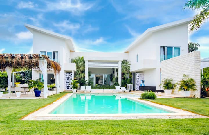 Hacienda Villa : Lakefront & Golf View Villa - Punta Cana