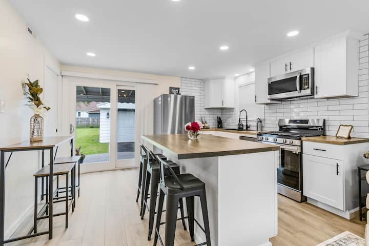 Serene, Renovated 2br Near Airport W/ Yard - 蘭開斯特