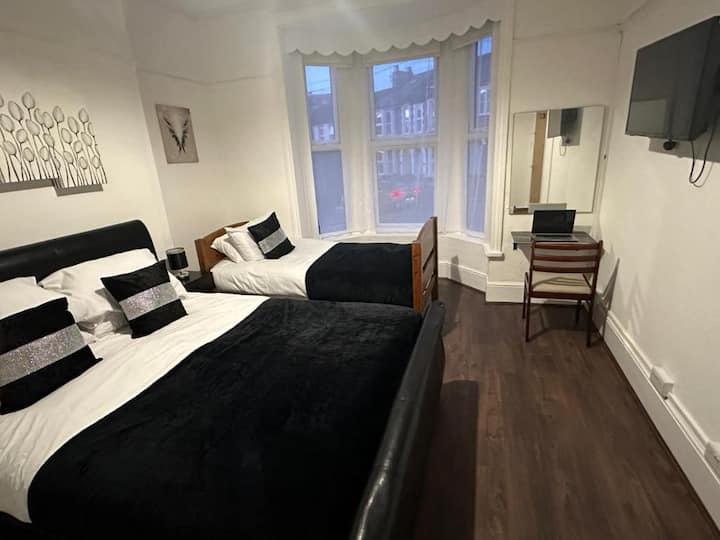 Room & Free Park In Town Cntre With Wi-fi & Patio - Aylesbury