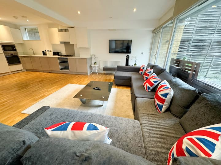 Large Flat Next To London Bridge / F1 - London