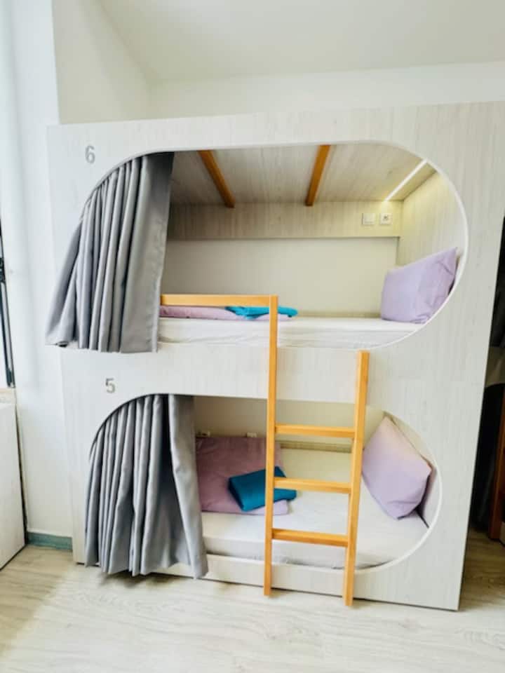 Capsule In 8-bed Mixed Dormitory (301) - Porto