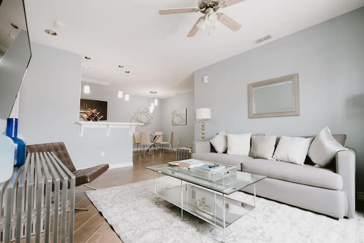 Luxury Gated Pied-à-terre - Laredo, TX