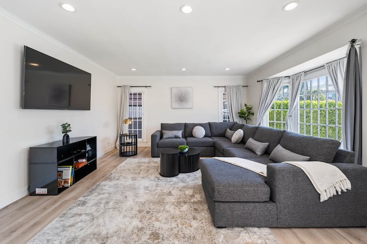 Perfect Entire Home
/Heated Pool - Beverly Hills, CA