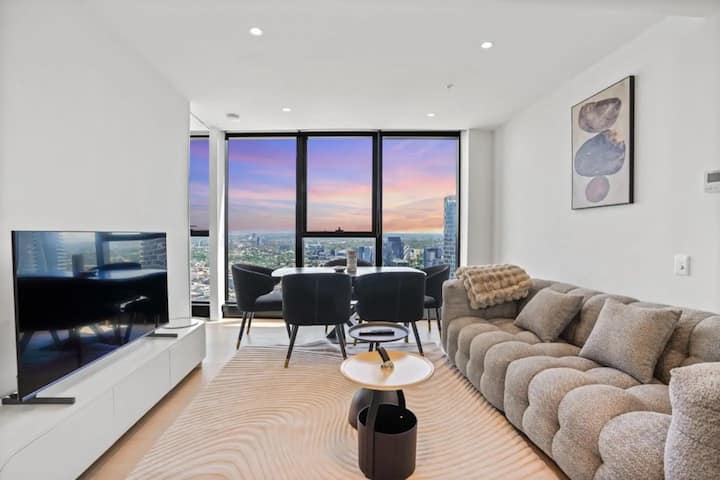 Stylish 2br W/ Stunning City & Suburban Views! - Australia