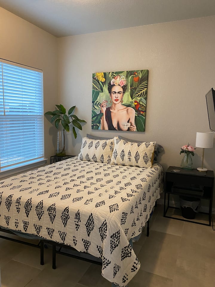 Frida's Tiny Home - San Antonio, TX