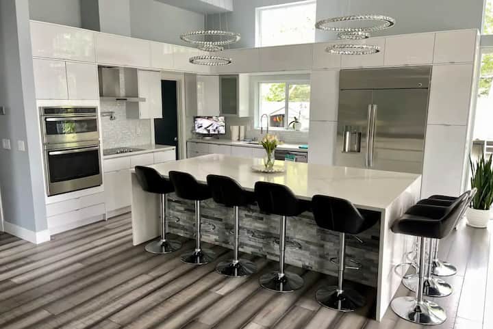 Luxury Villa: 10 Feet Ceiling - Federal Way, WA