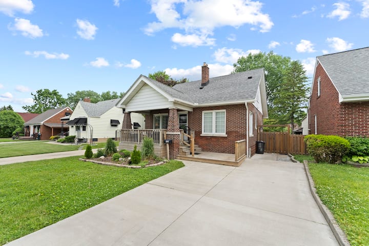 Riverside Retreat - Grosse Pointe, MI