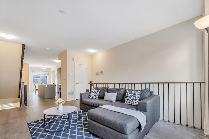 Chic Oasis: 4b/2.5b, Office, 5g, Kitchen, Parking! - Whitby