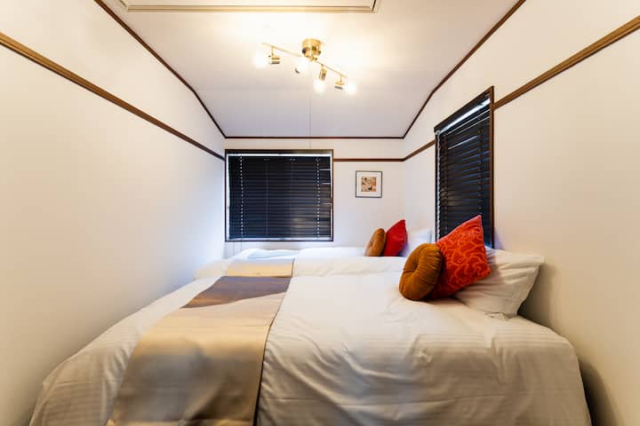 カップルや家族2組におすすめ/ツインを2部屋/玄関別/新宿駅まで1本/駅徒歩4分/ベッド4台 - Ginza