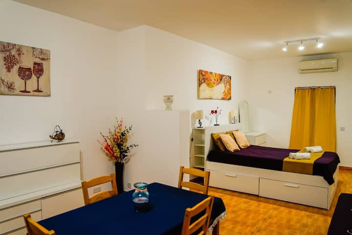 Bright Studio With Kitchenette - Malta International Airport (MLA)