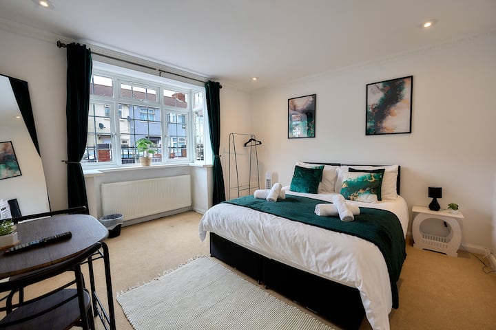 6 Bedroom Town House In Slough Central - Slough