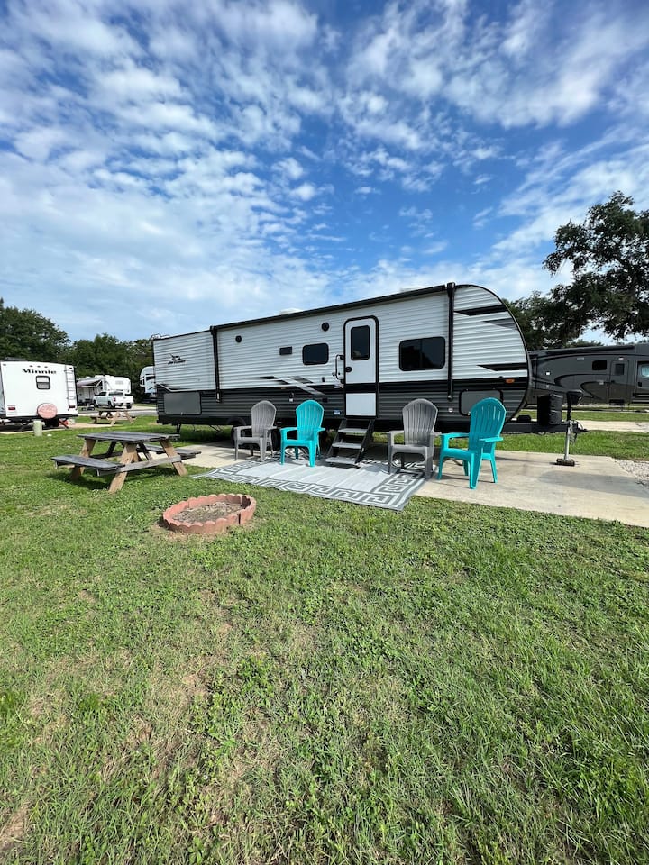 Campers Retreat- Rv Rental- Pet & Family Friendly! -