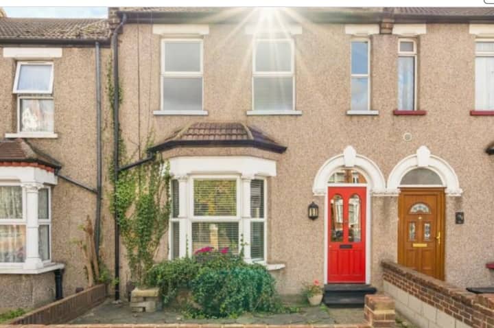Spacious 4 Bedroom House - Dartford