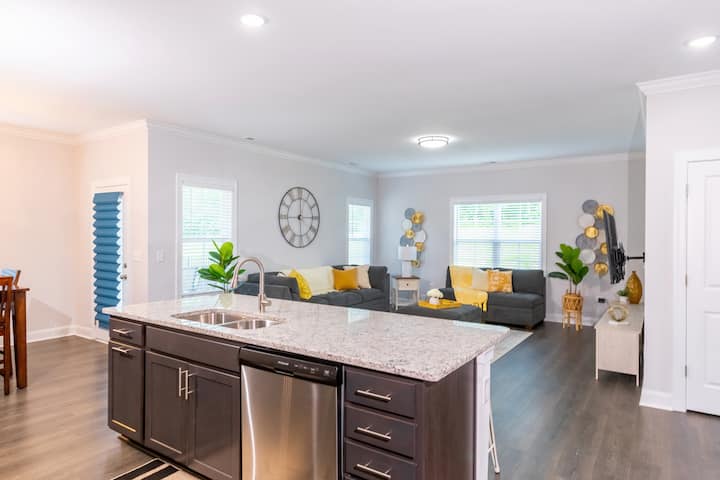 Spacious, Serene Modern Farmhouse Near Golf Course - 百老匯