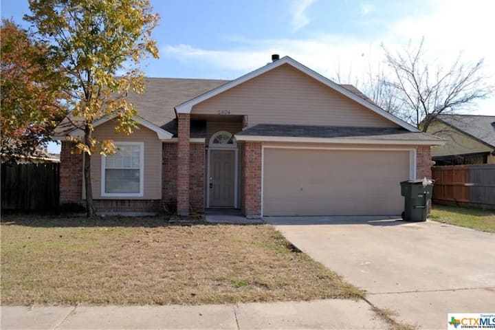 Spacious Home W/large Backyard - Killeen, TX