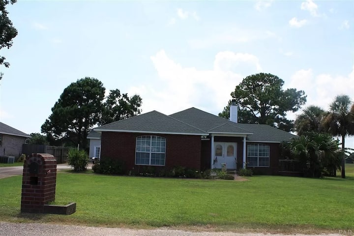 Gulf Breeze Home Away From Home - Gulf Breeze, FL