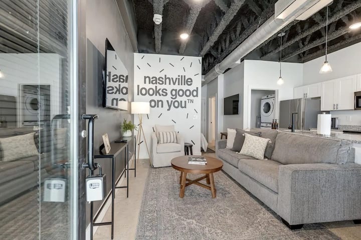 Nashville Looks Good On You - Nashville, TN